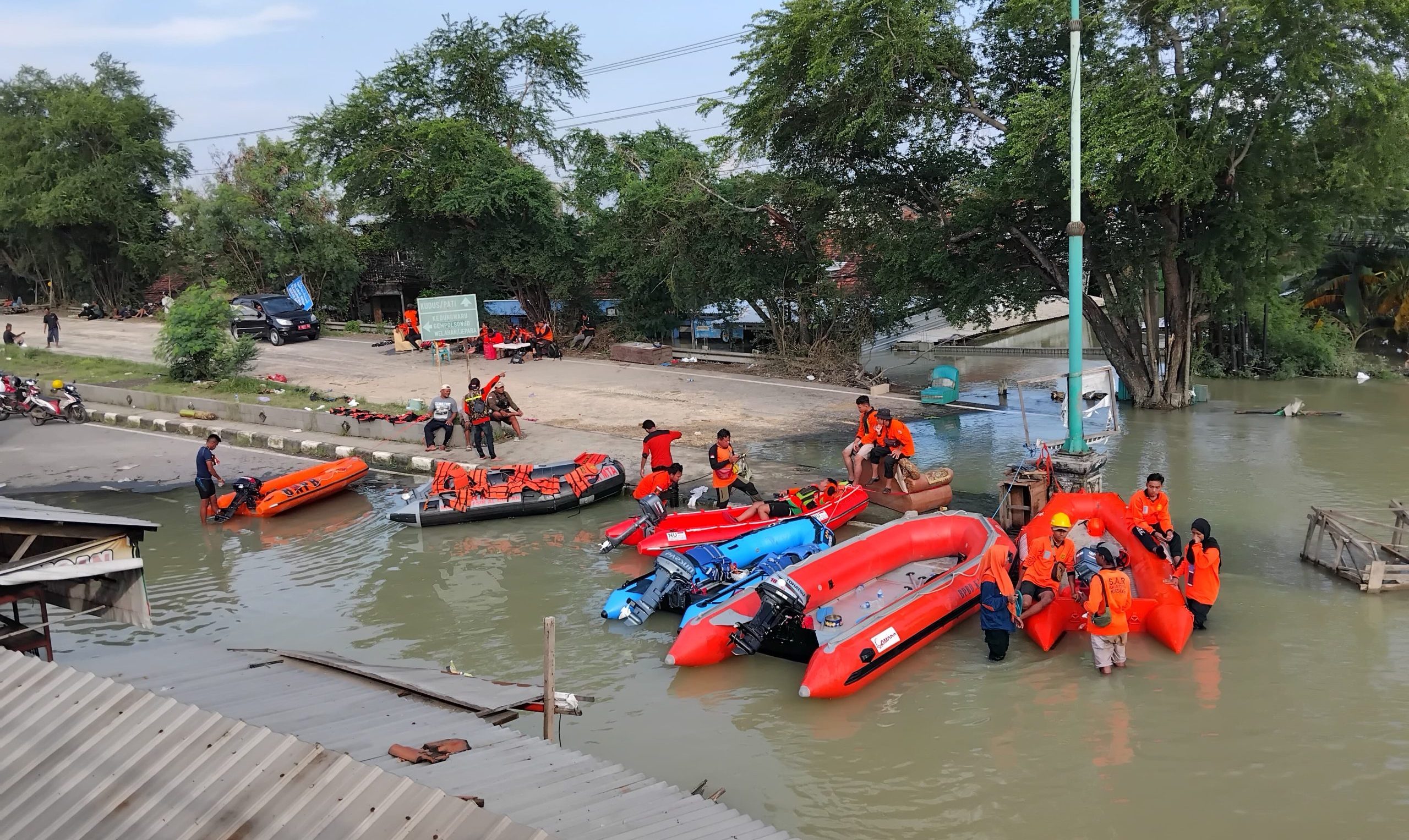 Tim Sar Gabungan Lakukan Proses Evakuasi Masyarakat Terdampak Banjir Di